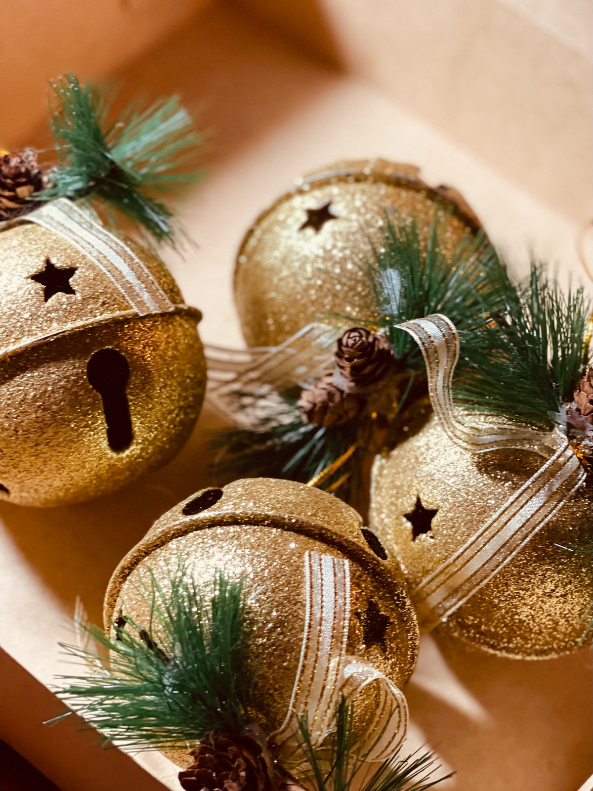6PC GOLD GLITTERED JINGLE BELL SET– Arte Corazon
